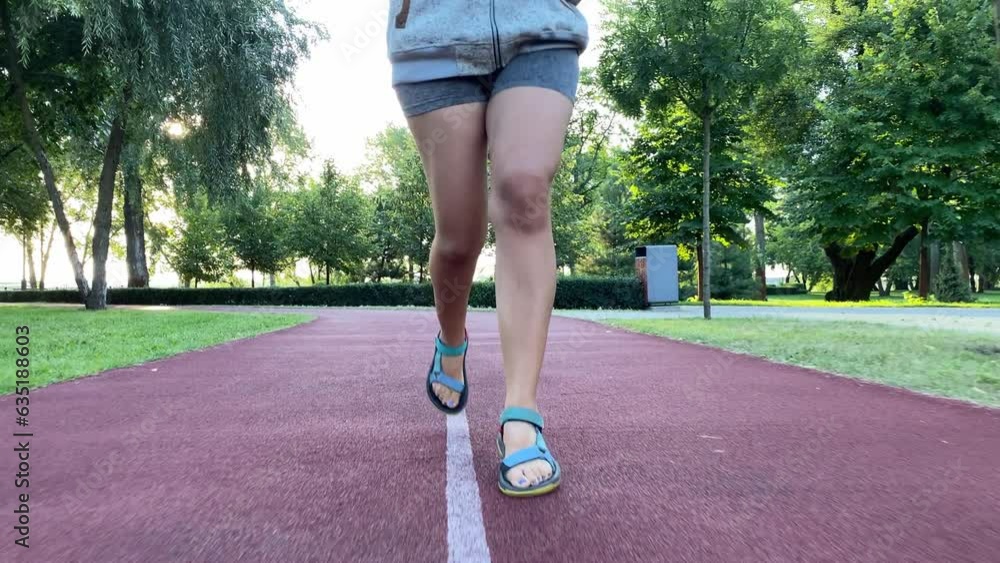 Vidéo Stock Low section front view multiracial young woman runs along ...