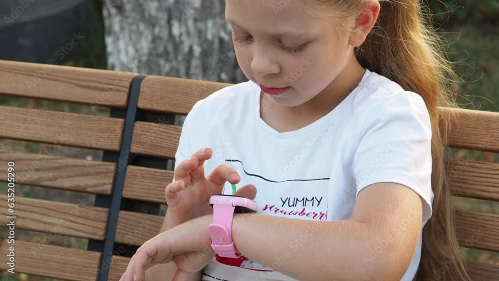 Press the display on the wrist children's smart watch. Internet on the ...