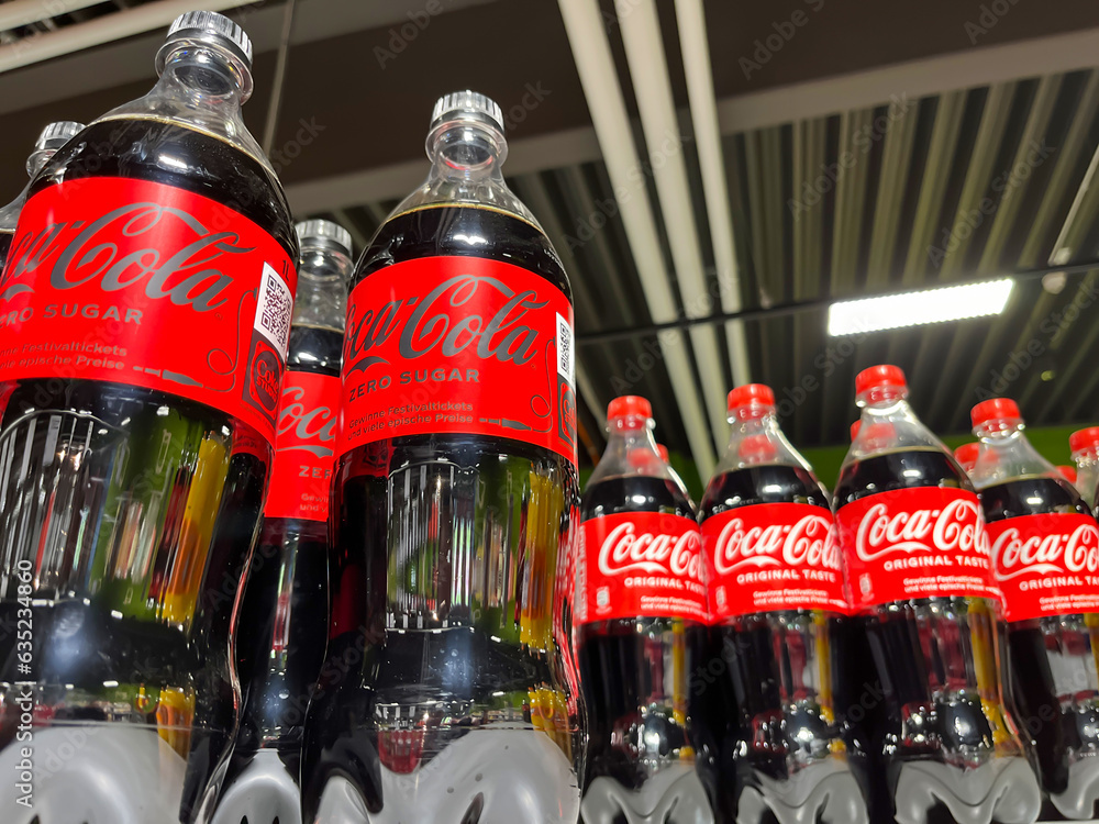 Foto de Multiple bottles of Coca-Cola Zero Sugar displayed in a store ...