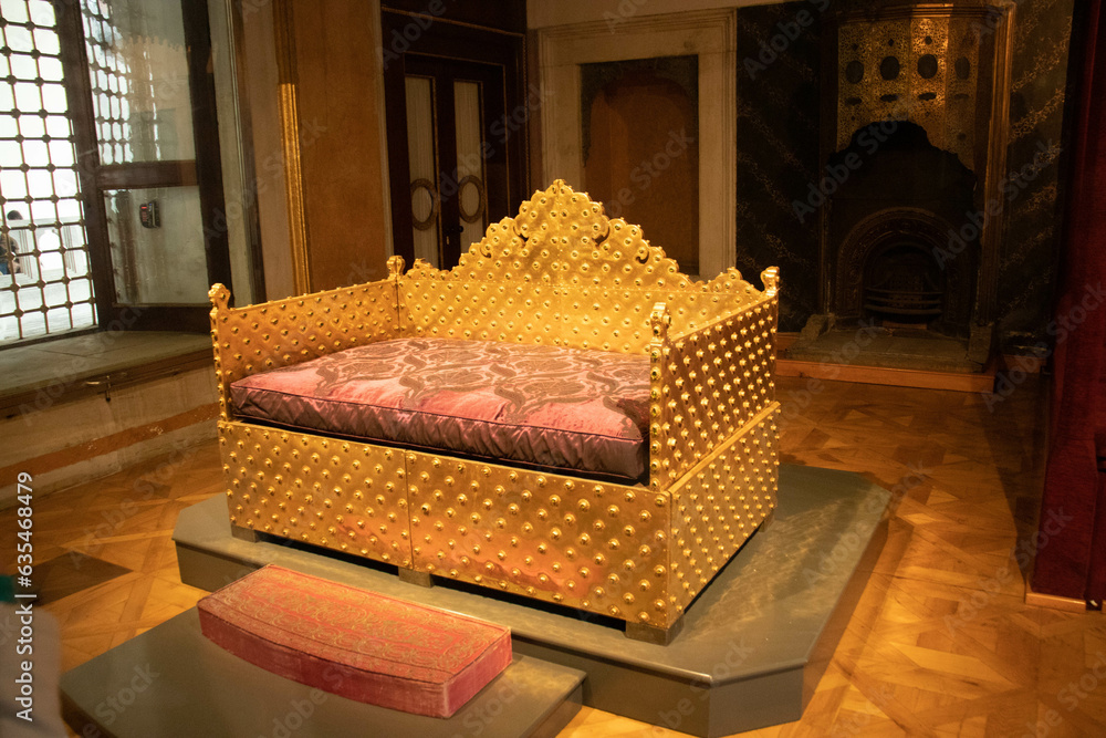 The sultan's golden throne in Topkapi Palace. Turkey's treasure trove ...