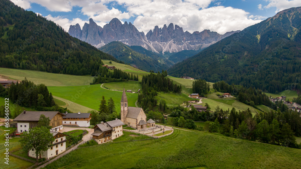 Val di Funes, chiesa di San Giovanni in Ranui sotto le Odle Stock Photo ...