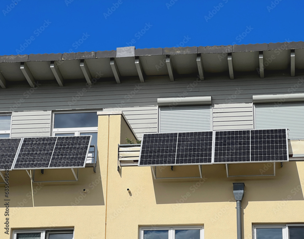 Balkonkraftwerke kleine Solarzellen an Hausfassaden Stock-Foto | Adobe ...