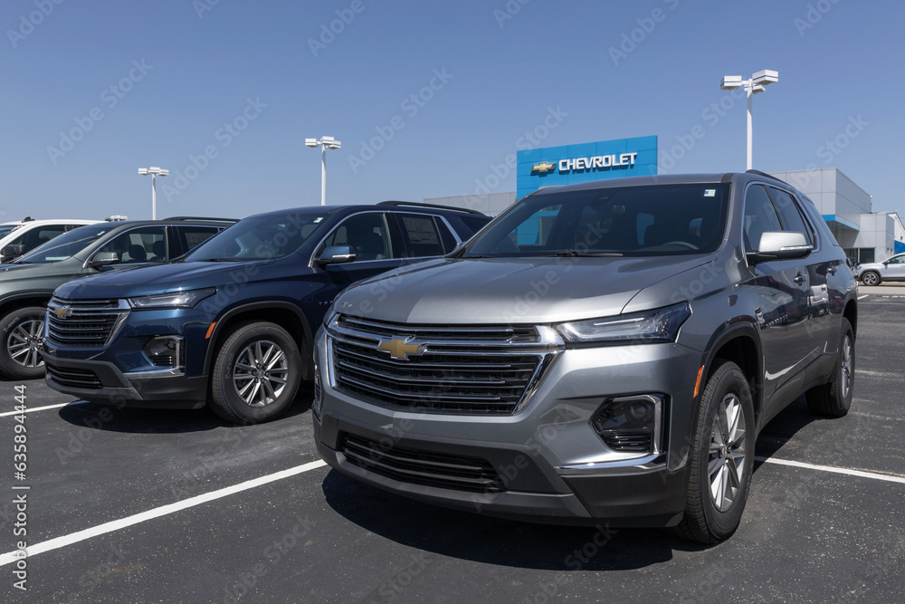 Foto de Chevrolet Traverse display at a dealership. Chevy offers the ...