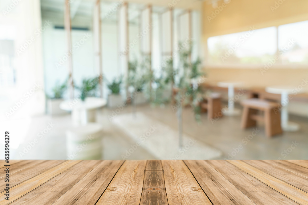 Fondo de cafetería desenfocado con tabla de madera para servir bebidas ...