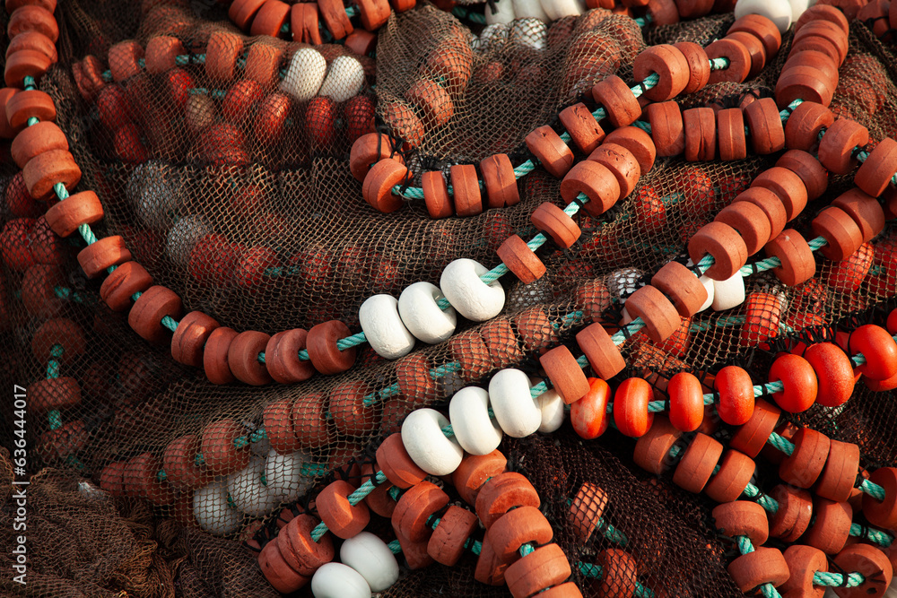 Redes tradicionales de pesca, secándose en un puerto, para que los ...
