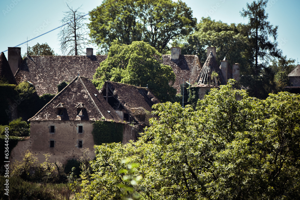 Château ancien à Chassy dans le massif du Morvan (France) en vieille ...