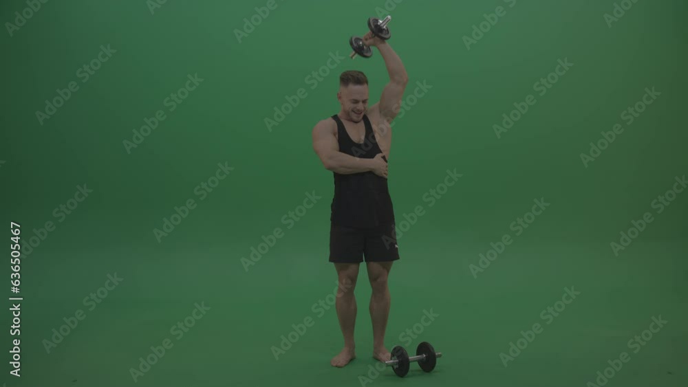Vidéo Stock Bodybuilder warming up deltoid muscles with a workout of ...