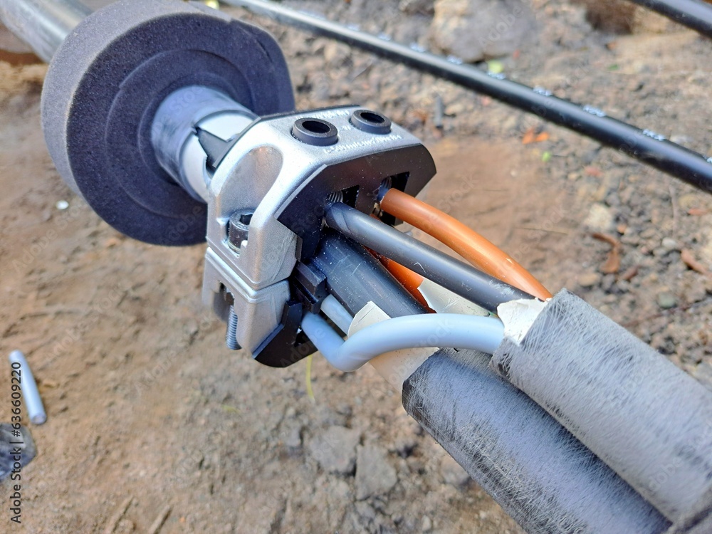 Montage einer Gießharzmuffe zur Kabelverbindung. Verbindung mehrerer ...