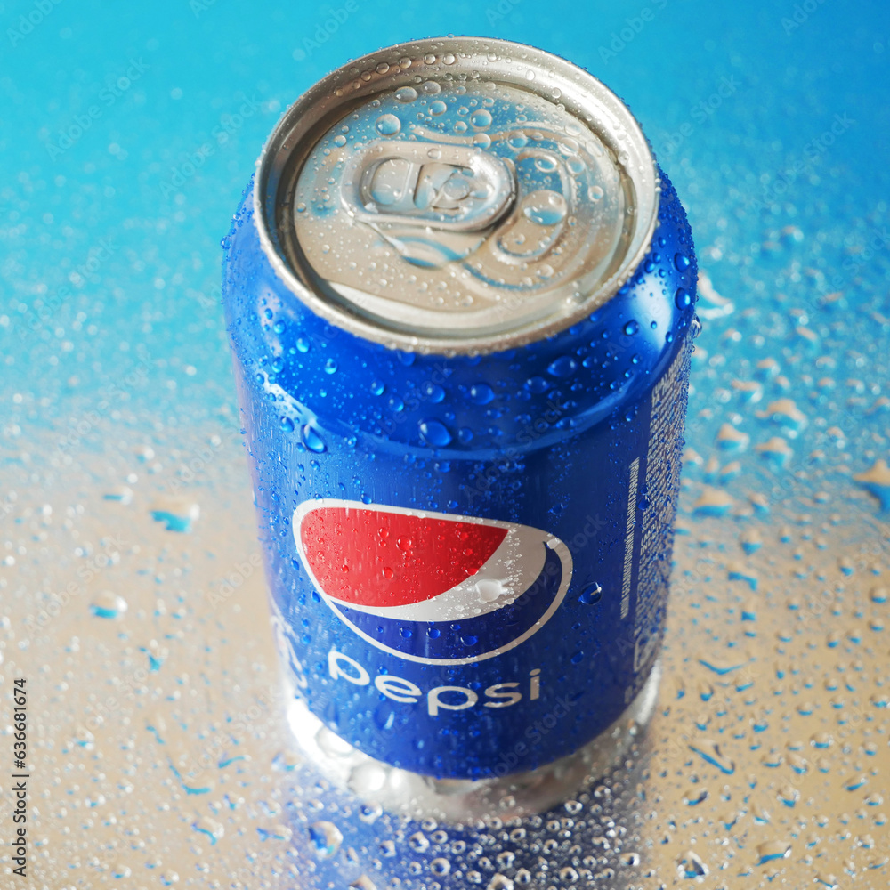 Foto de Kiev, Ukraine - May 12 2023: Pepsi Cola softdrink can on blue ...