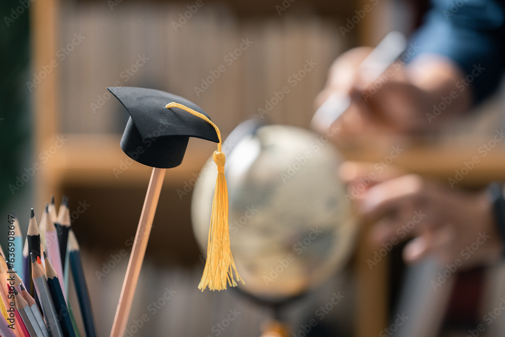 Graduation cap with Earth globe. Concept of global business study ...