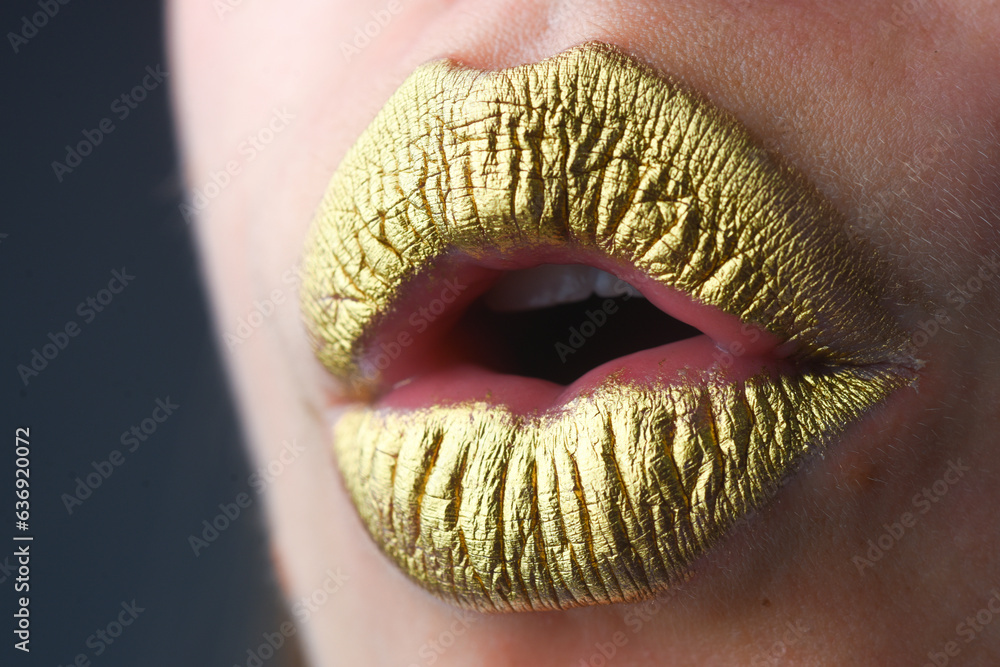 Foto de Sexy gold lips, golden lipgloss on sexy lips, metallic mouth ...