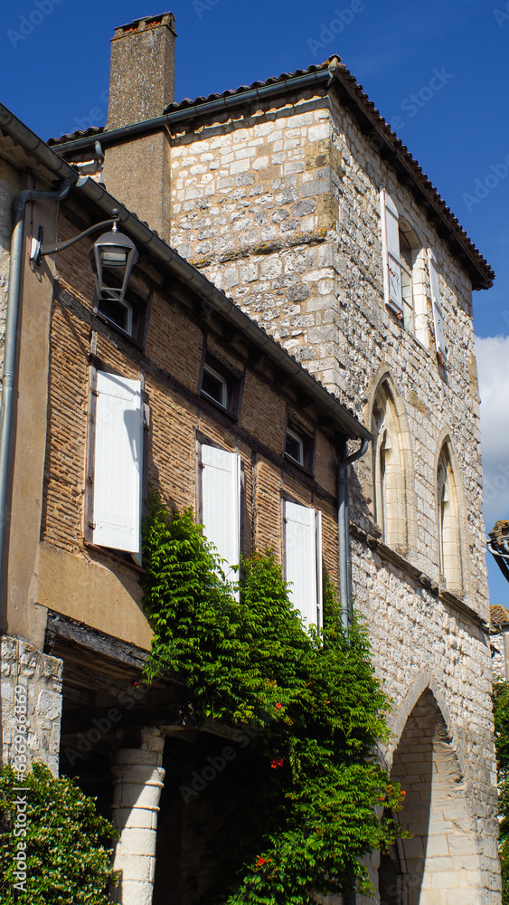 Centre-ville historique du village médiéval de Monflanquin, dans le Lot ...