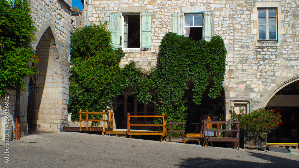 Centre-ville historique du village médiéval de Monflanquin, dans le Lot ...