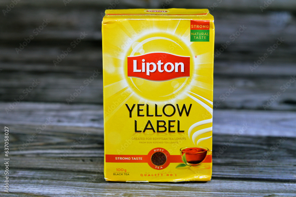 Foto de Giza, Egypt, August 12 2023: Lipton black dust tea, strong ...