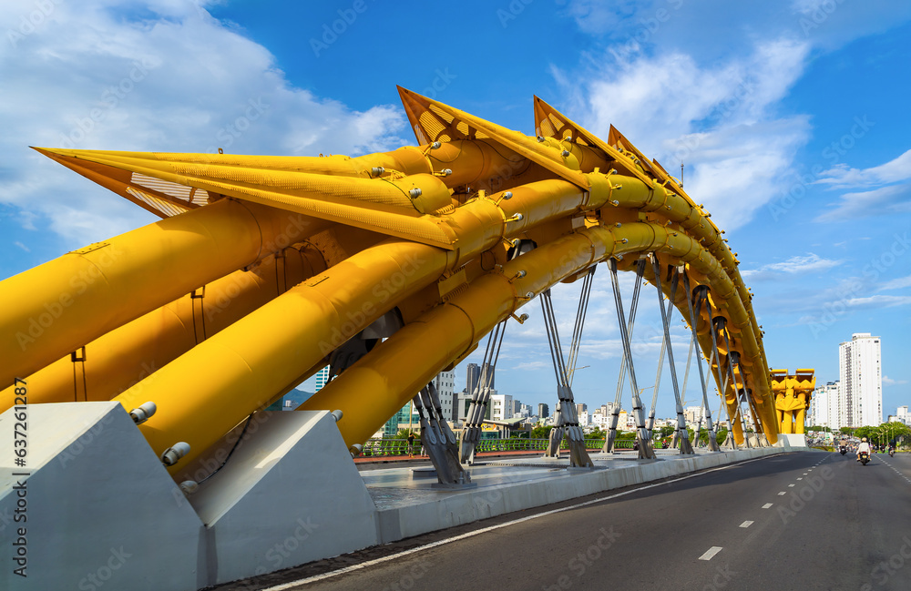 Foto de Dragon River Bridge ( Rong Bridge), the symbol of Da Nang city ...