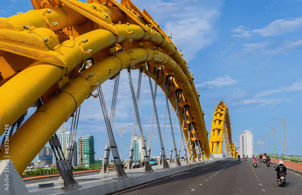Foto de Dragon River Bridge ( Rong Bridge), the symbol of Da Nang city ...