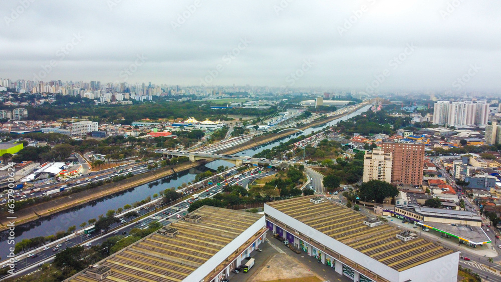 Visão aérea da Marginal Tietê na cidade de São Paulo na região da Barra ...
