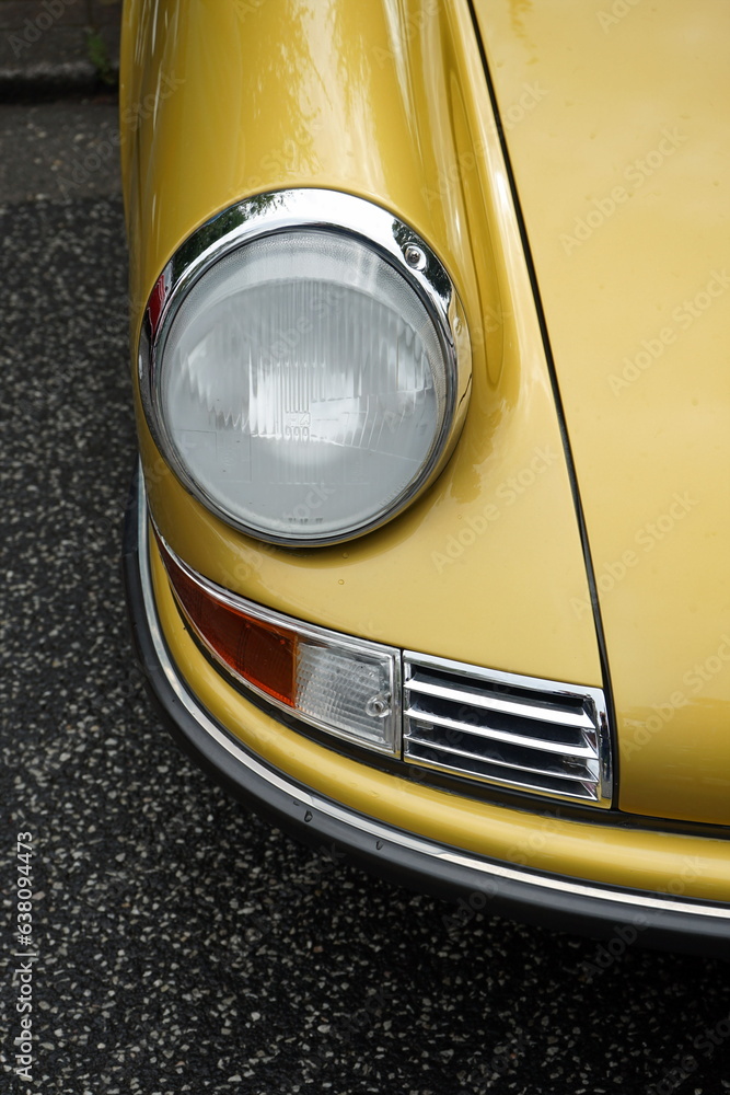 Porsche 911 Targa Sportwagen F-Modell in Gold Metallic der Siebziger ...