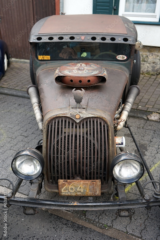 Amerikanischer Oldtimer und Hot Rod im Stil der Dreißigerjahre mit ...
