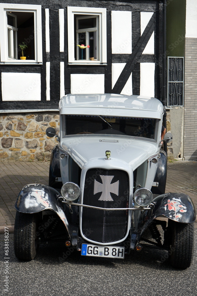 Amerikanischer Oldtimer und Hot Rod im Stil der Dreißigerjahre im Rat ...