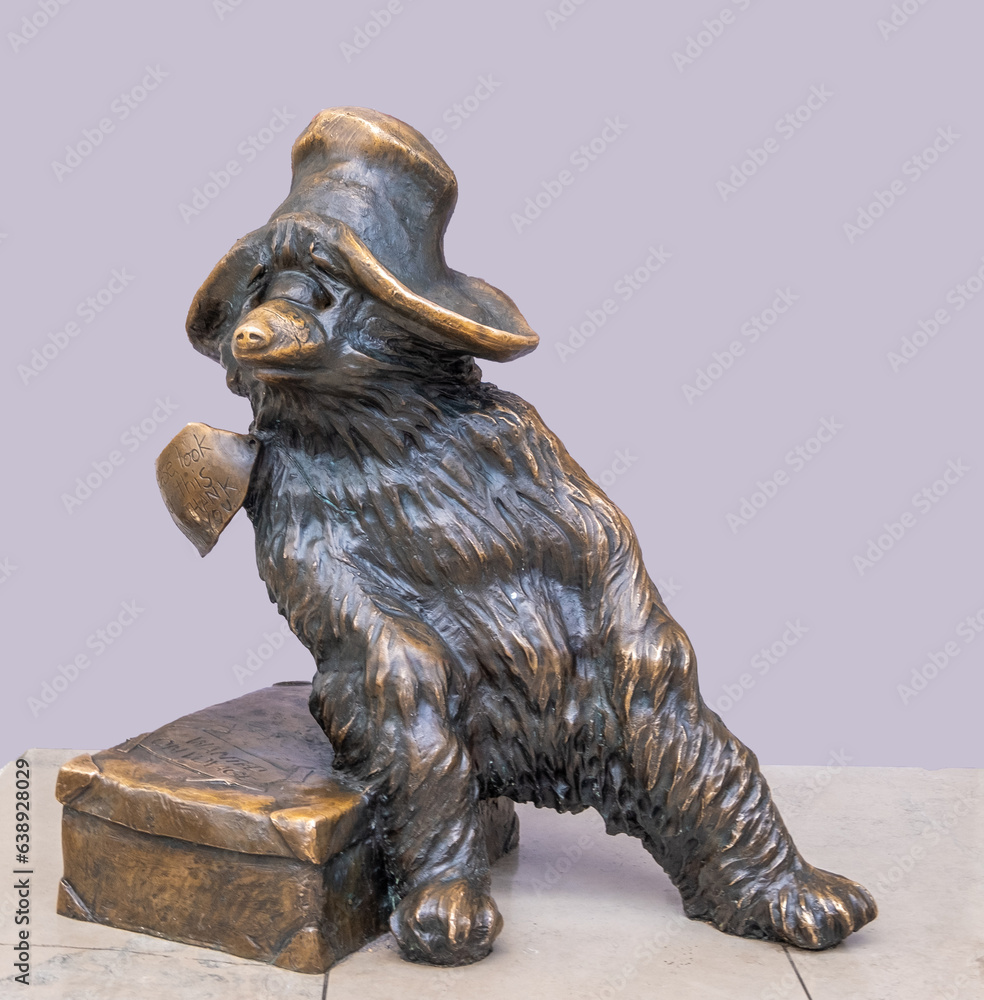 The sculpture of Paddington Bear by Marcus Cornish in Paddington ...