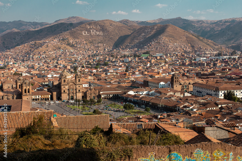 Poster Vista panorámica de la ciudad de Cusco en el Perú, con los cerros de fondo y muchas casas ...