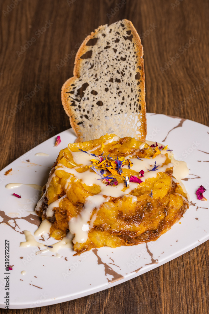 Tortino di zucca e patate ripieno di pulled pork e formaggio e servito ...