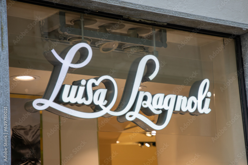 Foto de Luisa spagnoli logo sign chain and brand text facade windows ...
