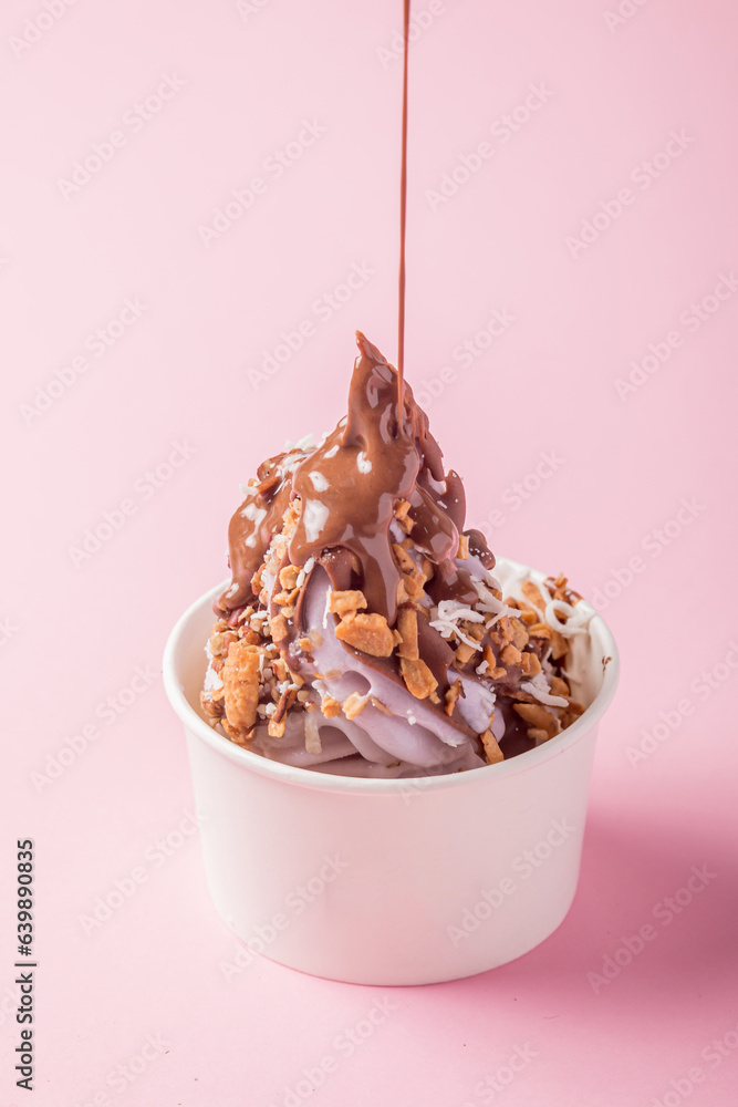 Helado suave en vaso blanco, sabor taro en fondo rosa Stock Photo ...