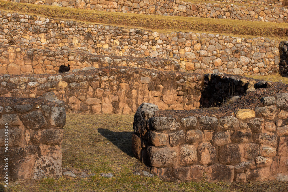 Muros de piedra antigua de la cultura incaica en la zona arqueológica ...