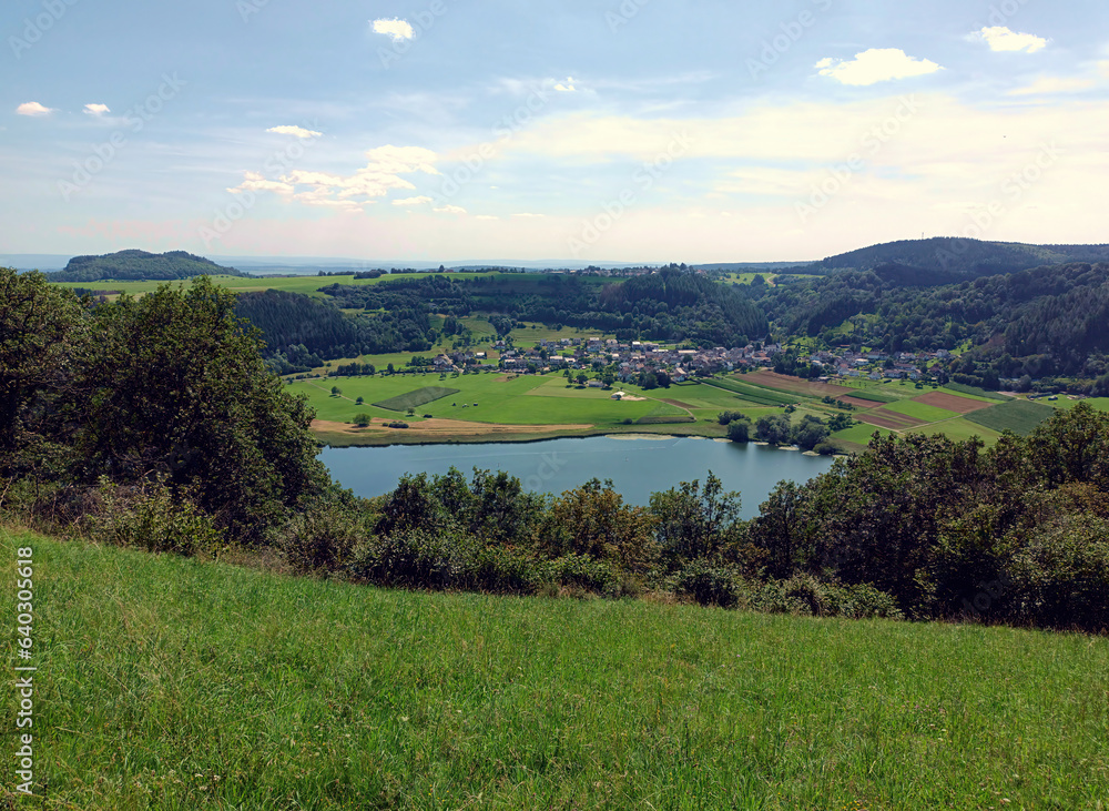 Das Meerfelder Maar in der Vulkaneifel im Landkreis Bernkastel-Wittlich ...