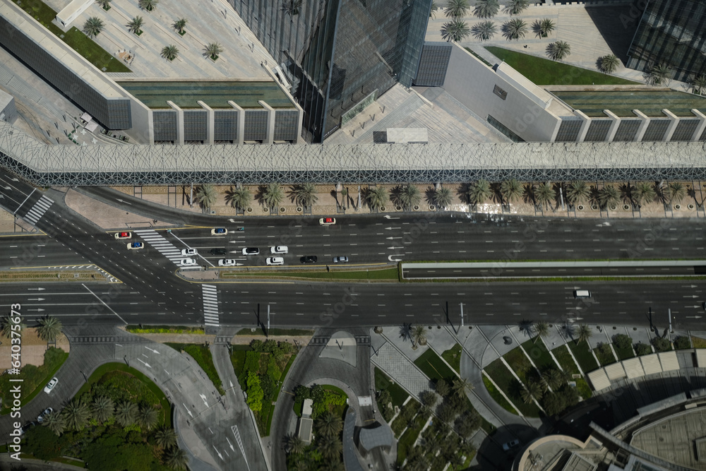 Foto de An enormous multi-lane road cuts a straight line through Dubai ...