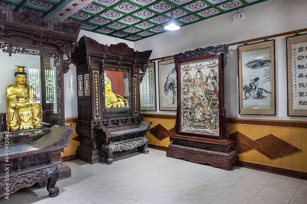 Foto de Interior of a pavilion at Giant Wild Goose Pagoda complex, a ...