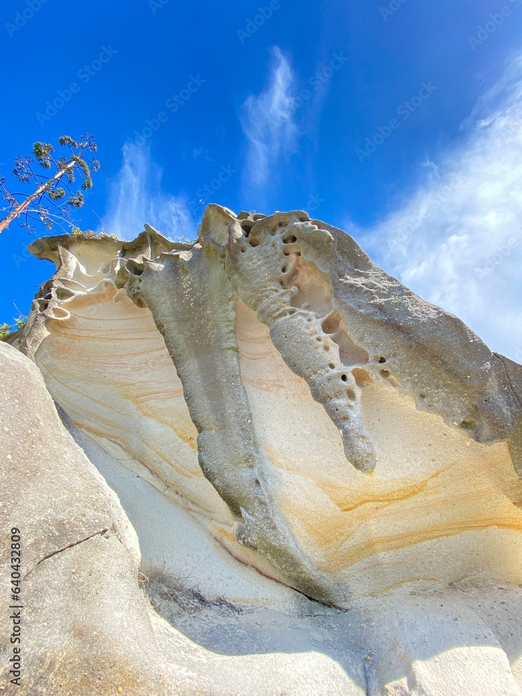 Formation rocheuse sous un ciel bleu. Rocher ocre, blanc et brun ...