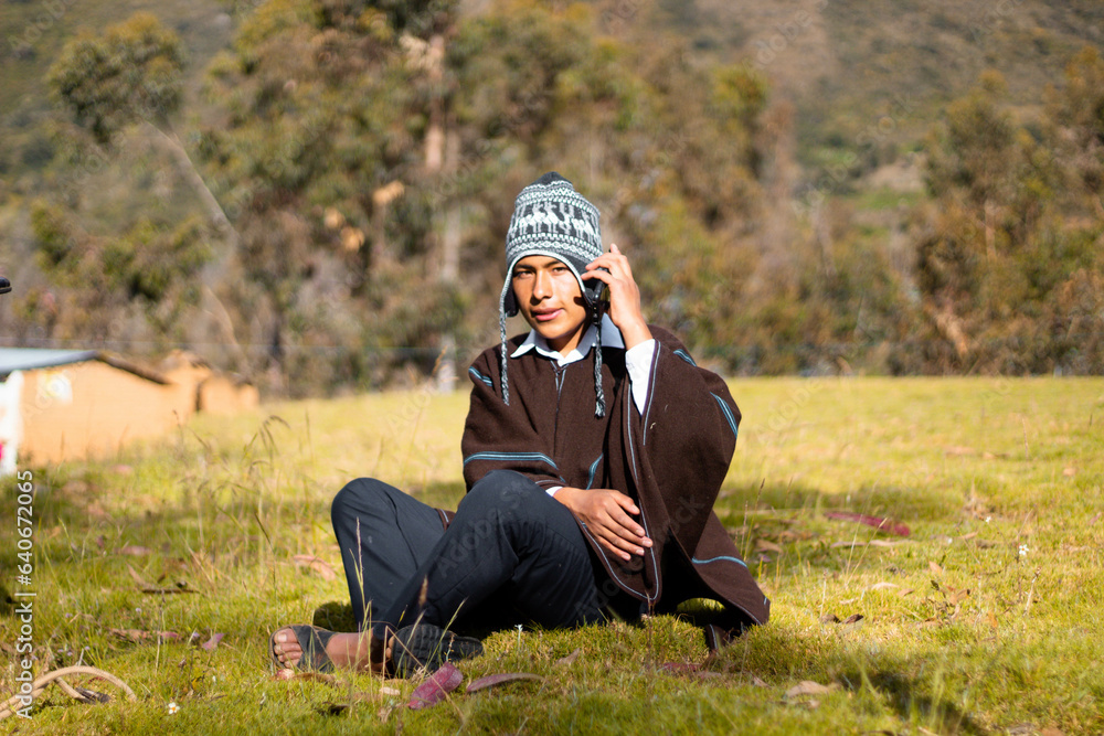 Una foto de un campesino usando un smartphone durante la publicidad en ...