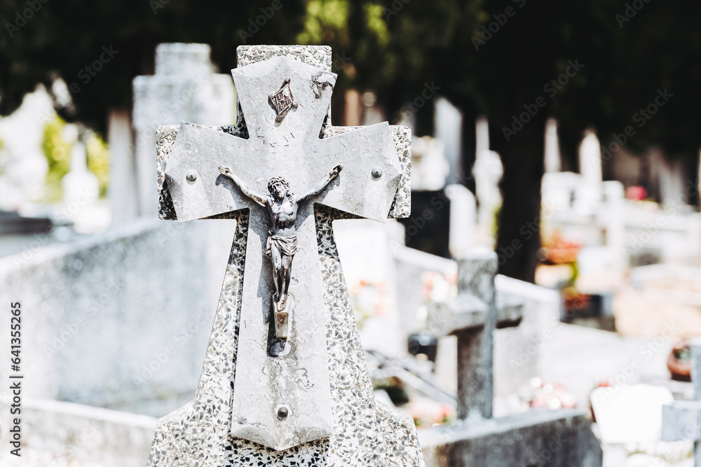 Ancienne croix en pierre sur une tombe dans un cimetière Stock Photo ...