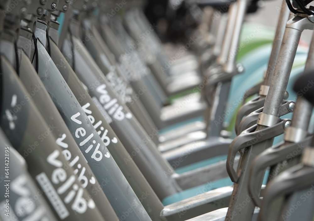 Des vélos en libre-service de la marque Vélib Métropole à Paris Stock ...