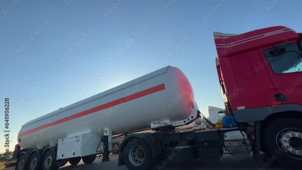 Gasoline tanker (gasoline truck, gasoline carrier, tanker truck ...