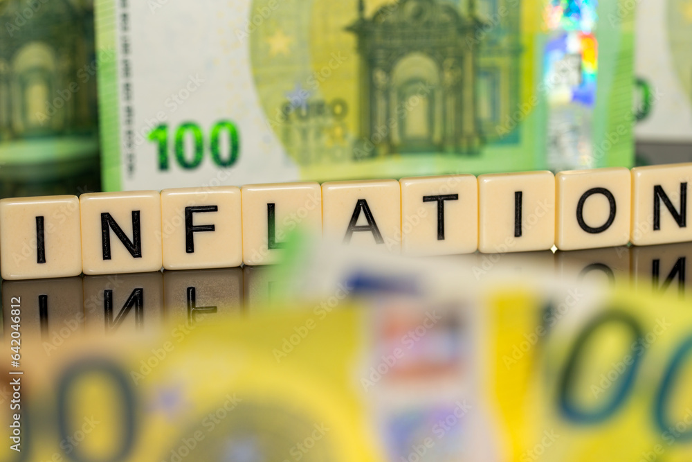 Symbolbild Inflation: Eurobanknoten und Buchstabenwürfel die das Wort ...