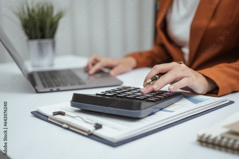 Stockfoto Close up hands of woman in brown formal suit checking bills ...