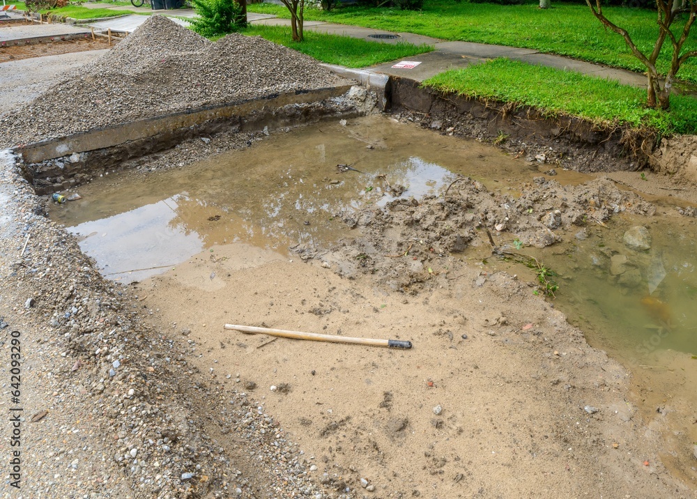 Foto de Unfinished Street Repair/Drainage Project with Standing Water ...