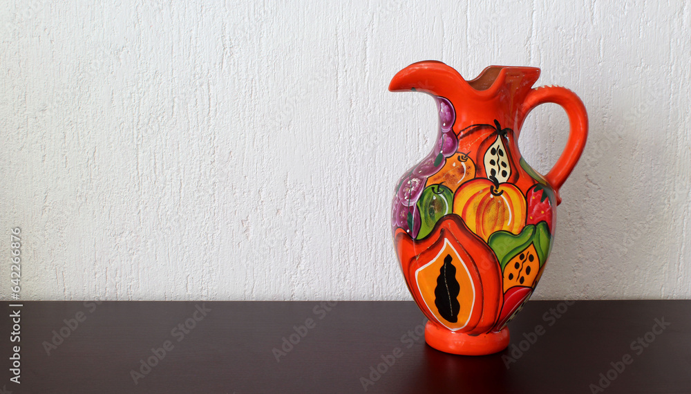 Jarra decorativa de color naranja con figuras de frutas pintadas. Stock ...