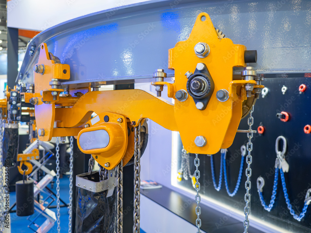 Foto de Suspended rail trolley. Equipment for moving goods around ...