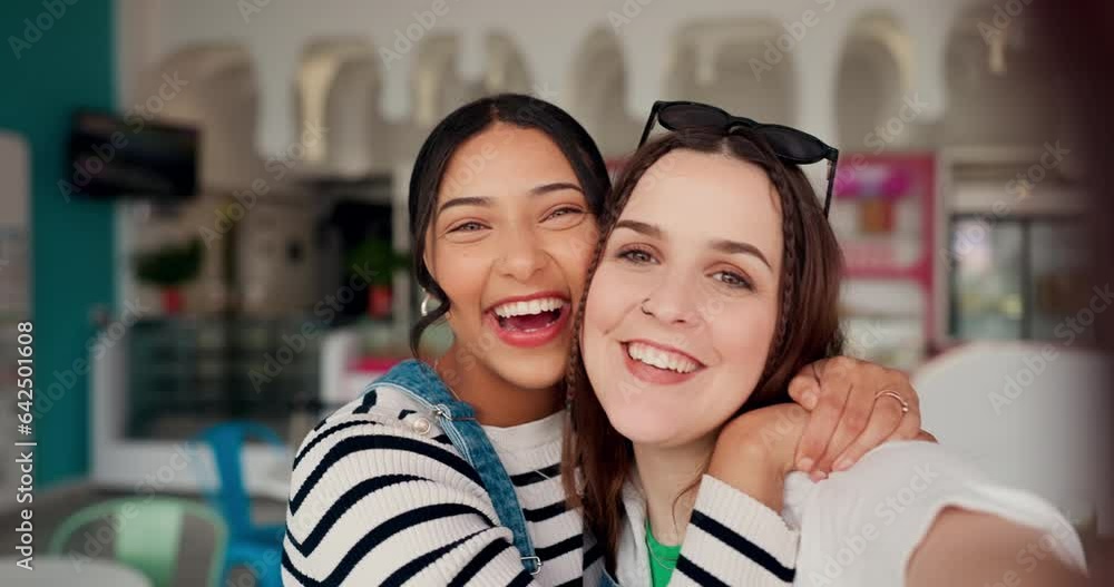 Vidéo Stock Face, selfie and happy girl friends in a restaurant with ...