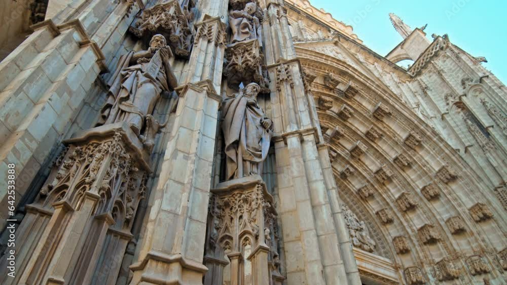 Vidéo Stock Large Gothic Cathedral de Seville with iconic Moorish bell tower with city views ...