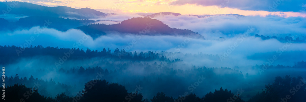 Berge im Nebel im Sonnenuntergang - Bayerischer Wald Panorama Stock ...