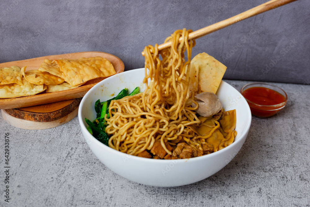 Mie Yamin is a food from Indonesia that tastes delicious. Mie Yamin ...