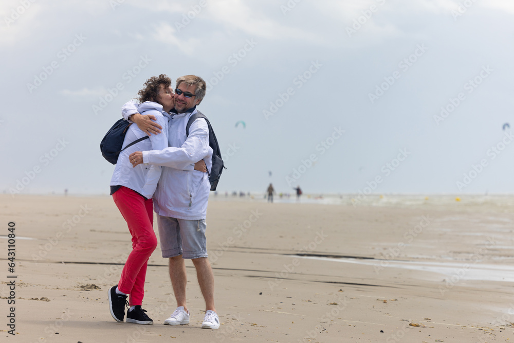 Foto de Couple de séniors amoureux qui se promènent main dans la main ...