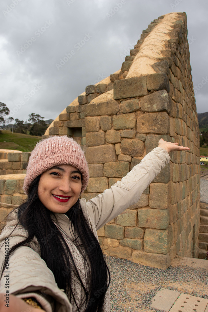 Mujer joven turista haciendose una foto en las ruinas de ingapirca en ...