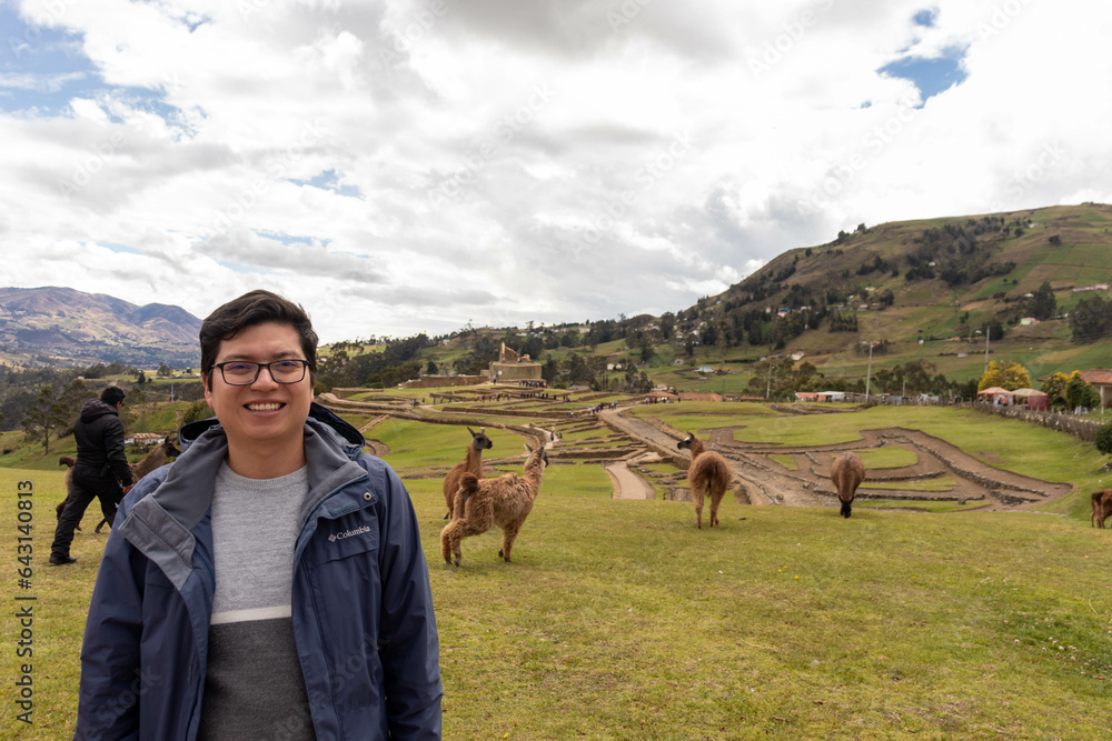 Hombre sonrinete latino de turismo en el complejo arqueológico de ...